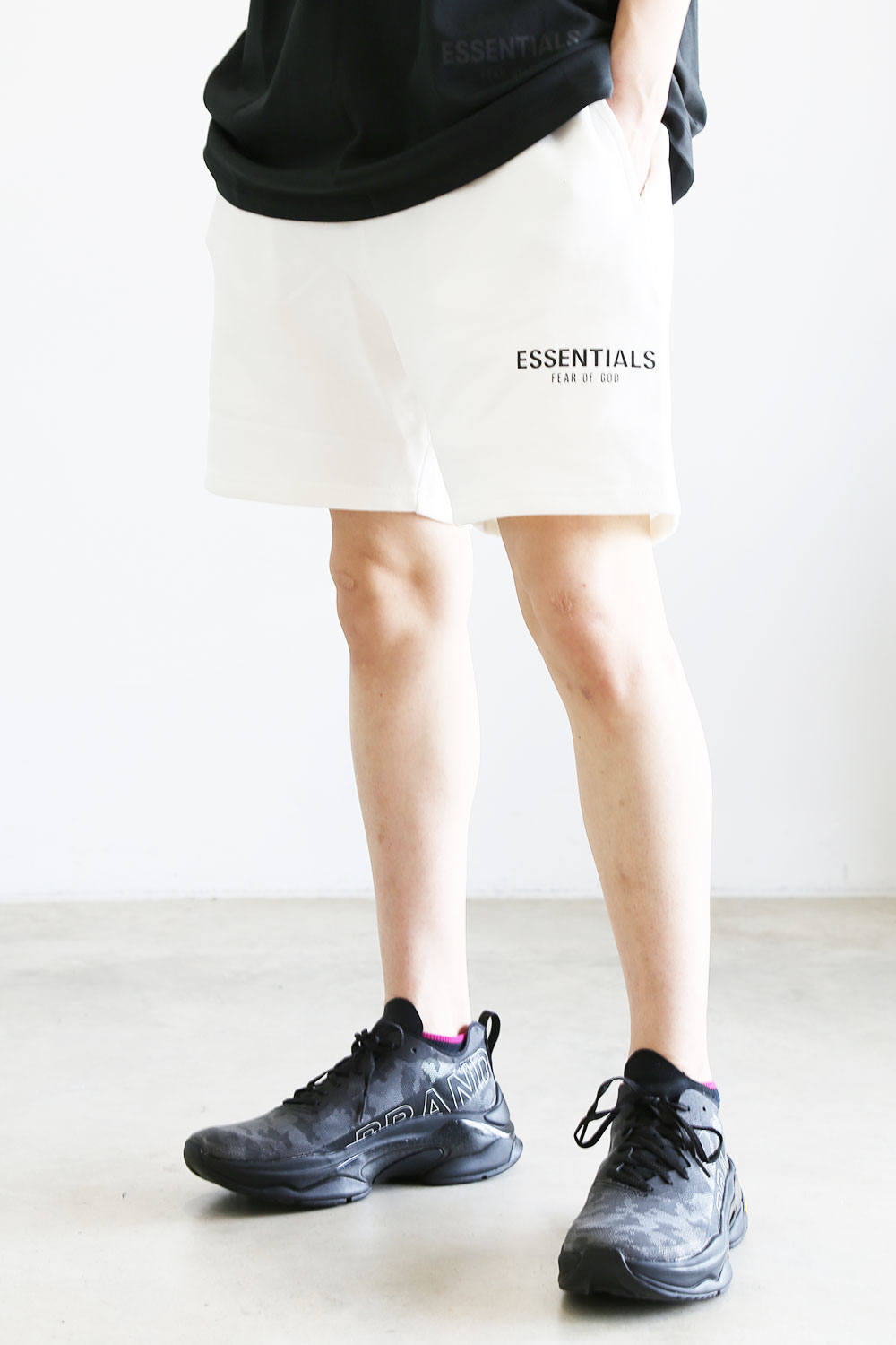 FOG ESSENTIALS - RUBBER TAG PRINT SWEAT SHORTS / ホワイト | Tempt