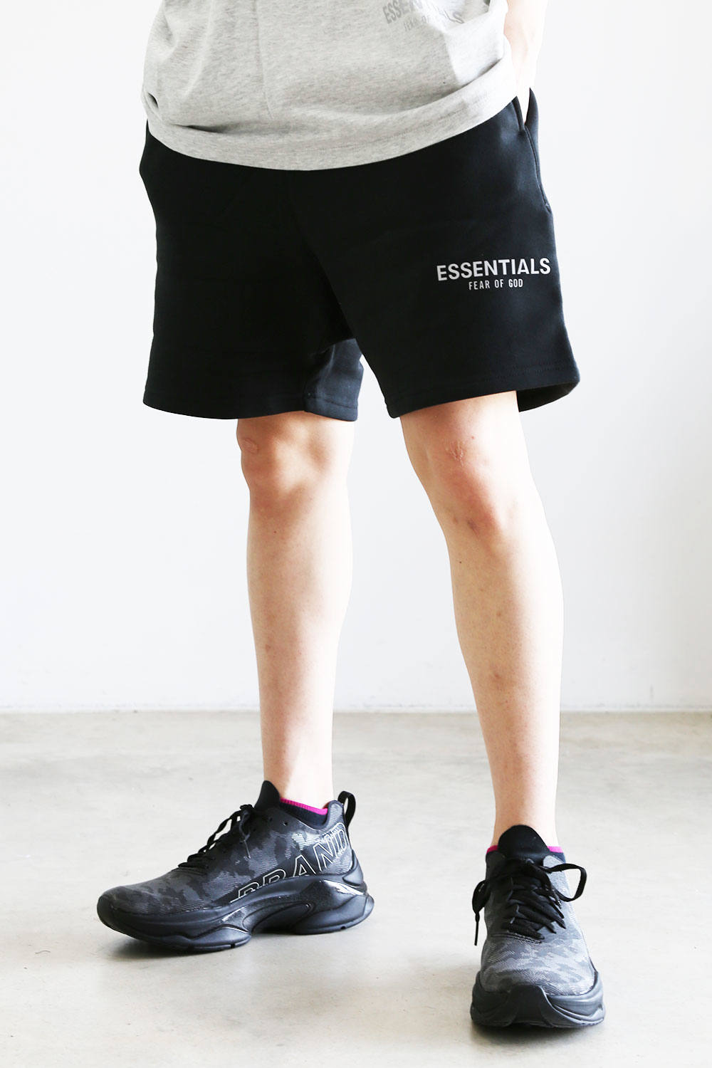 FOG ESSENTIALS - RUBBER TAG PRINT SWEAT SHORTS / ブラック | Tempt